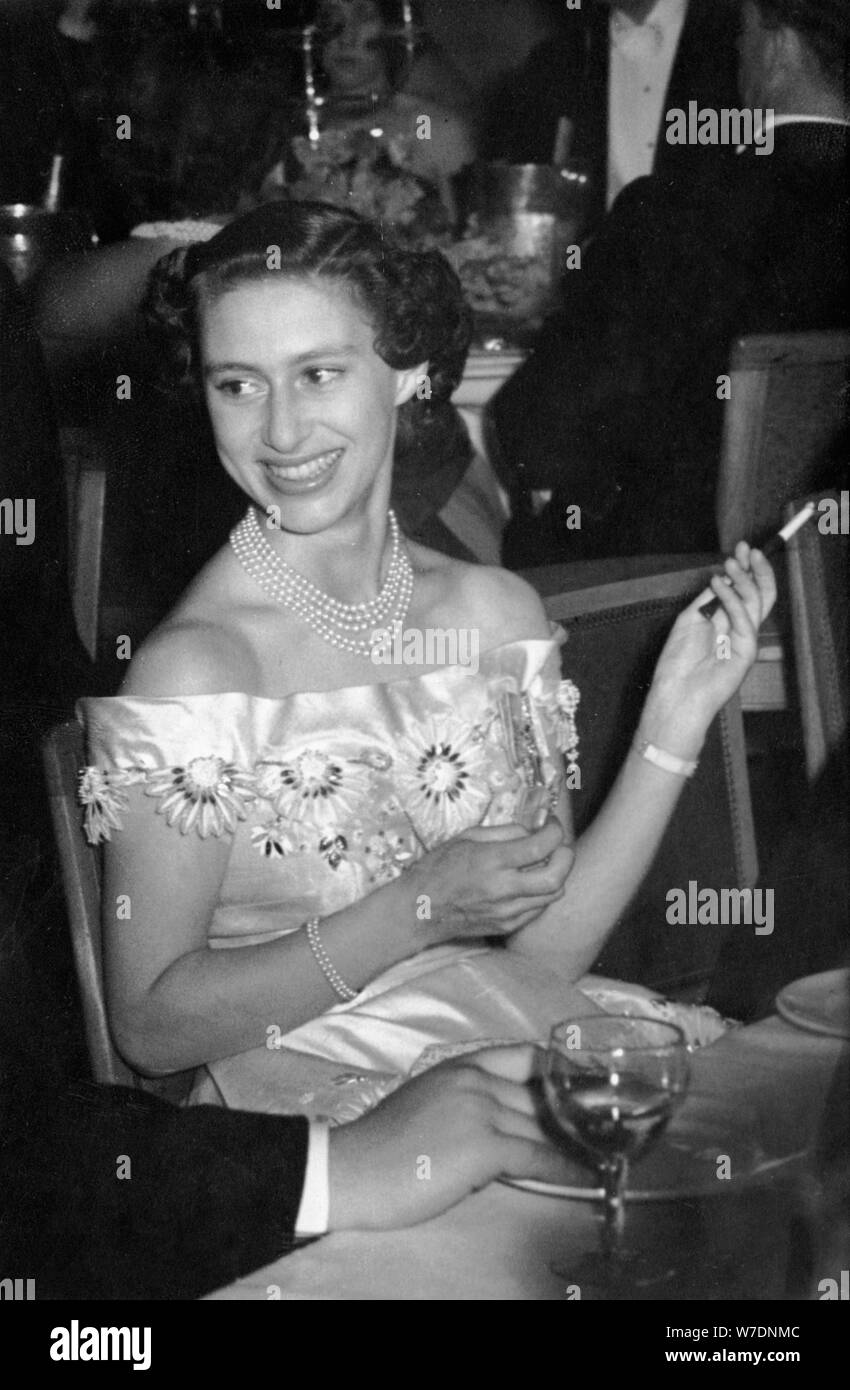 Princess margaret smoking cigarette holder -Fotos und -Bildmaterial in ...