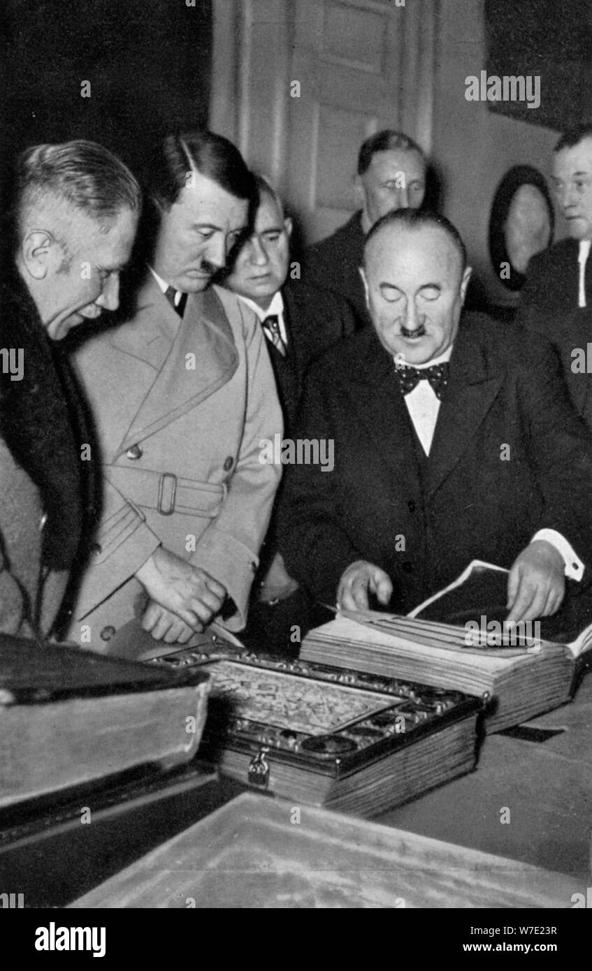 Adolf hitler kanzler nsdap Schwarzweiß-Stockfotos und -bilder - Seite 3 ...