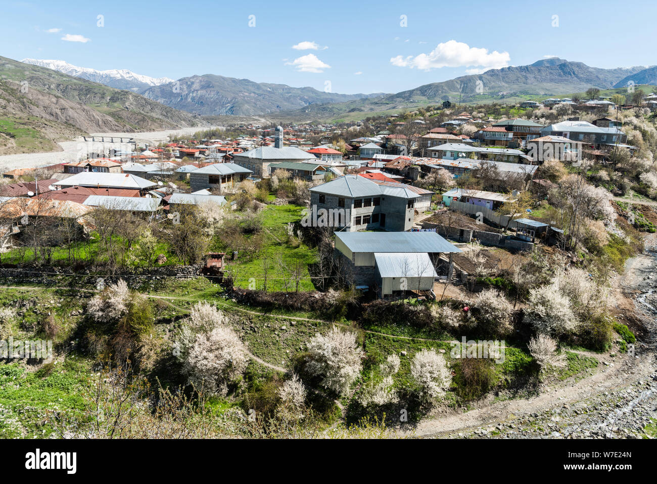 Blick über Lahic Dorf in Ismailly Region in Aserbaidschan. April 2019 ...