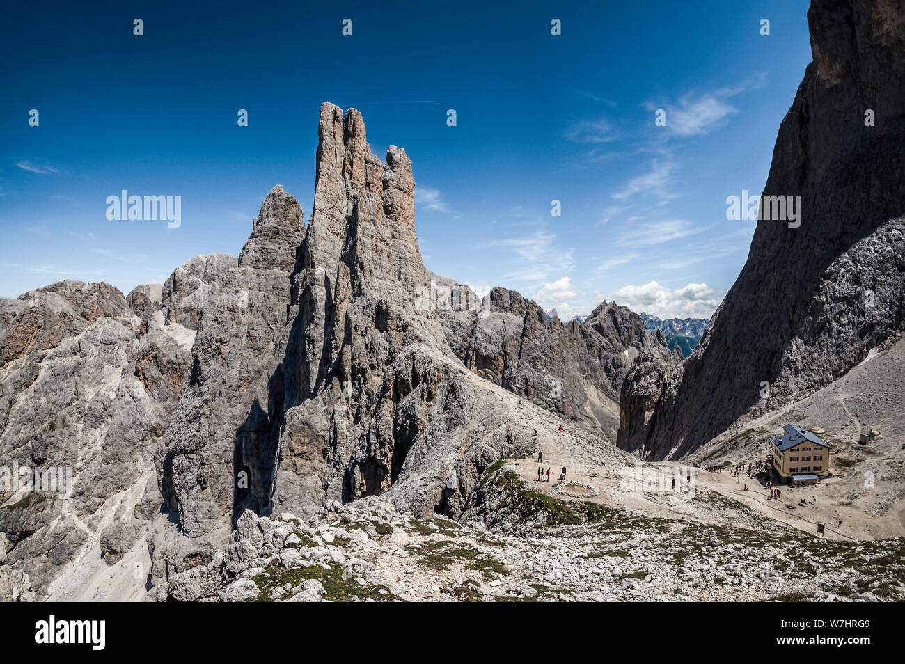 Das Rifugio Alberto-Gartl Zuflucht und fabelhafte hoch aufragenden ...