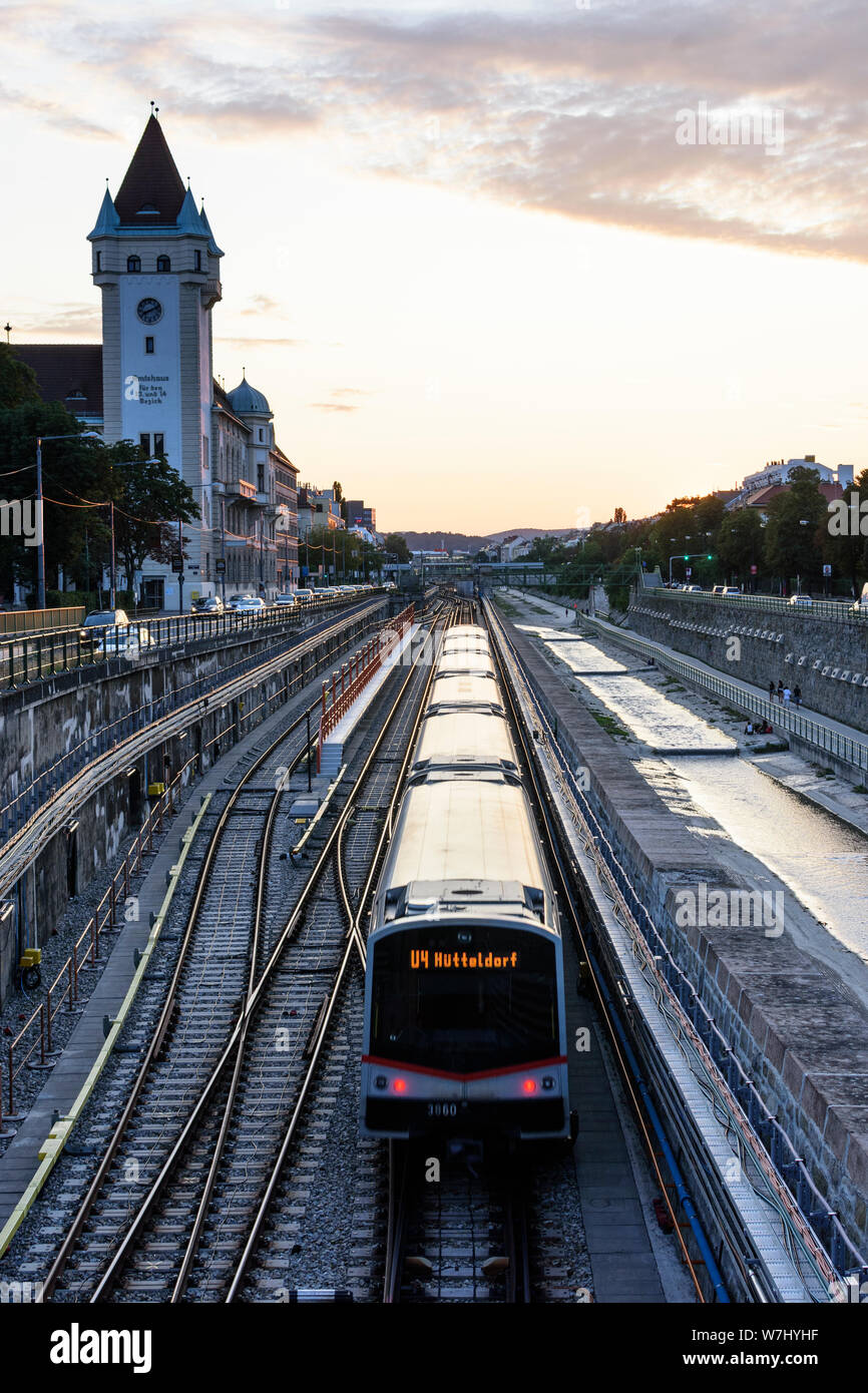 Wien, Wien: U-Bahn Linie 4, Fluss Wien, Rathaus 13. und 14. Bezirk im ...