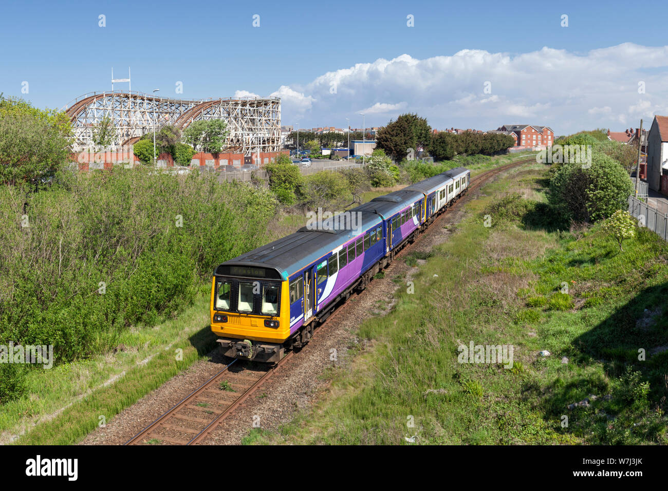 Arriva Northern Rail Class 142 Pacer + Klasse 150 Sprinter Züge bei Blackpool Pleasure Beach im ...