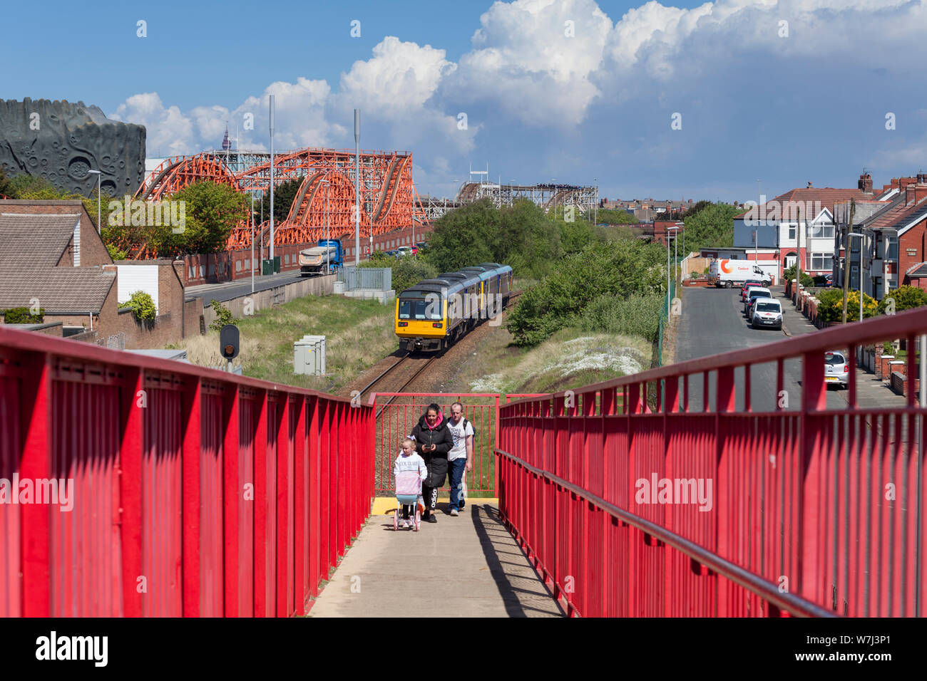 2 Arriva Northern Rail Class 142 pacer Züge vom Blackpool Pleasure Beach mit dem 1157 Preston zu ...