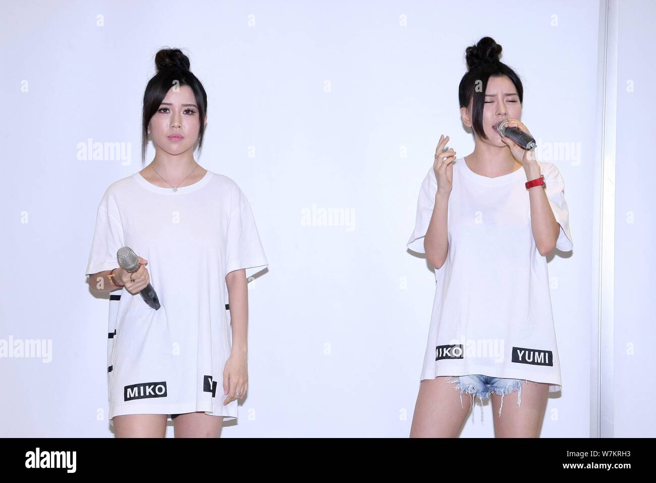 Die zwillingsschwestern Miko Bai und Yumi Bai des singapurischen Duo ...