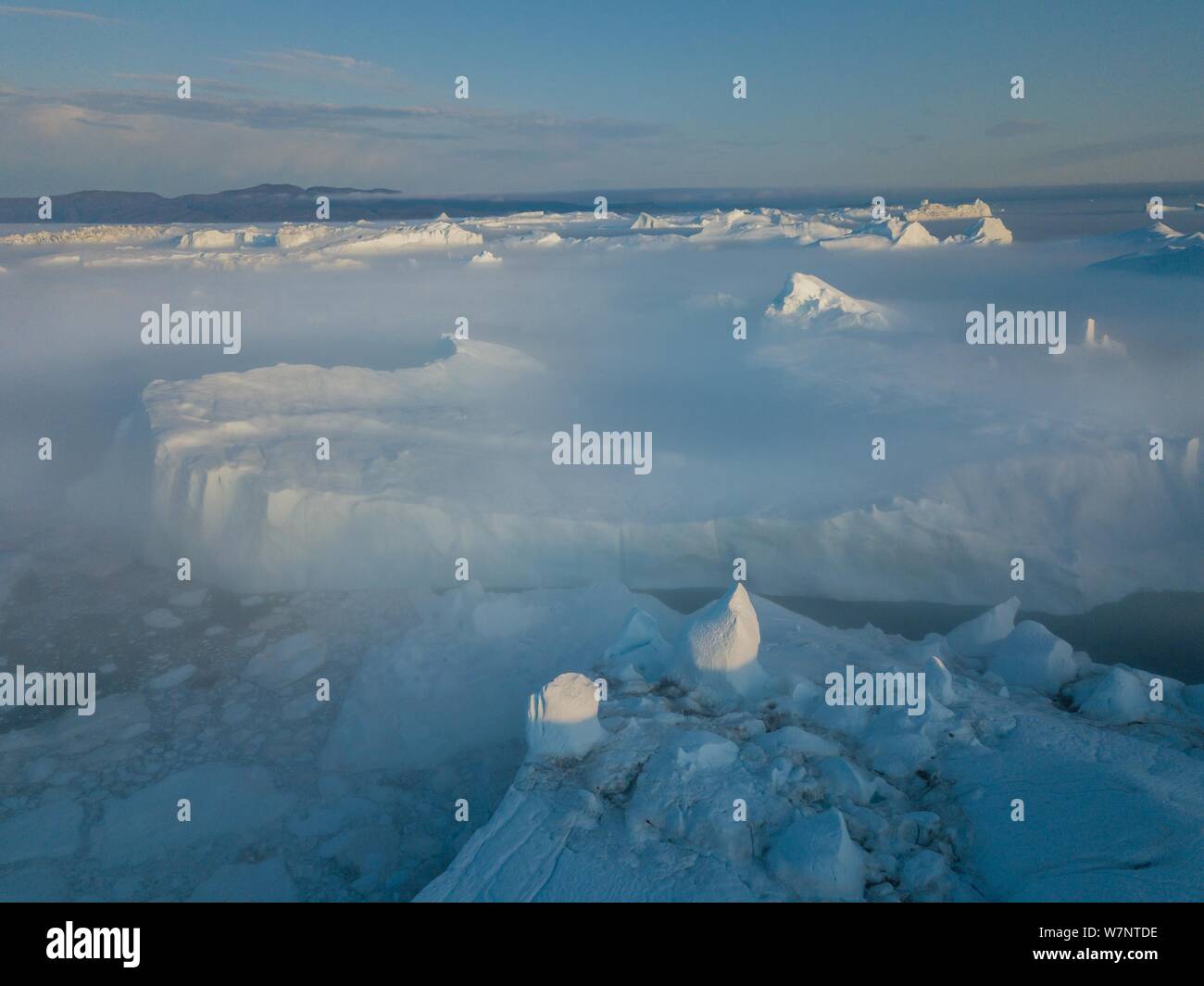 Eisberge drone Luftbild Ansicht von oben - Klimawandel und globale Erwärmung. Eisberge schmelzen ...