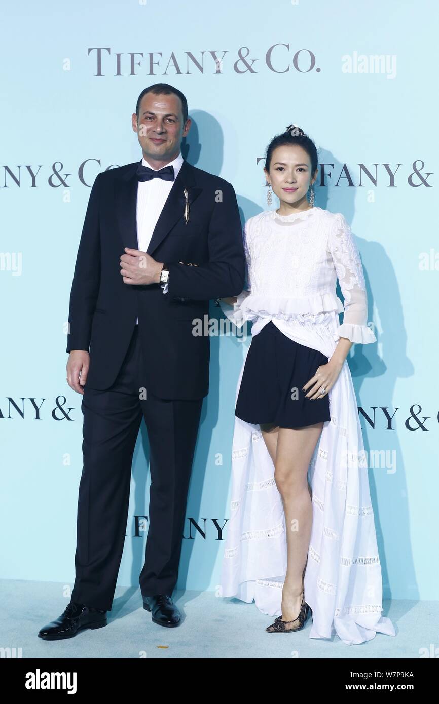 Chinesische Schauspielerin Zhang Ziyi, rechts, kommt an einem Mode ...