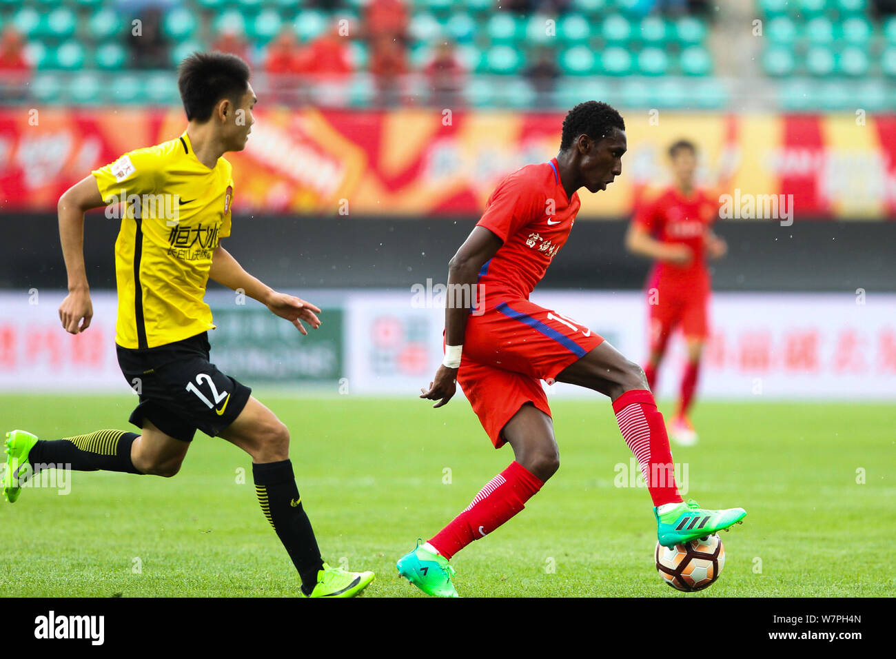 Gambische fußball Spieler Bubacarr Trawally, rechts, Einzelnachweise ...