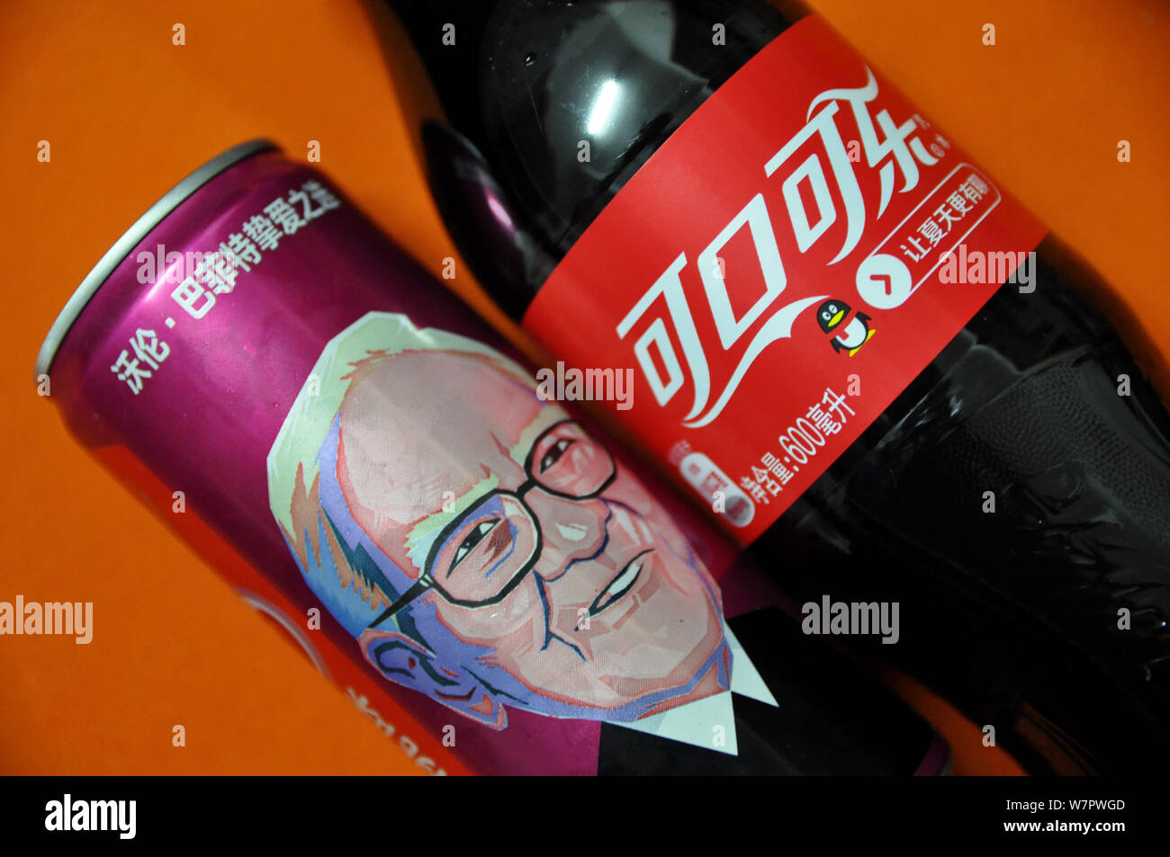 Eine Dose Cherry Coca-Cola mit einem Porträt von Warren Buffett ...