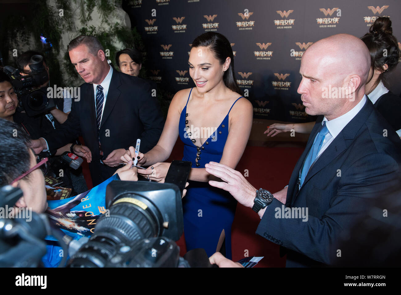 Israelische Schauspielerin und Model Gal Gadot Autogramme für die Fans ...