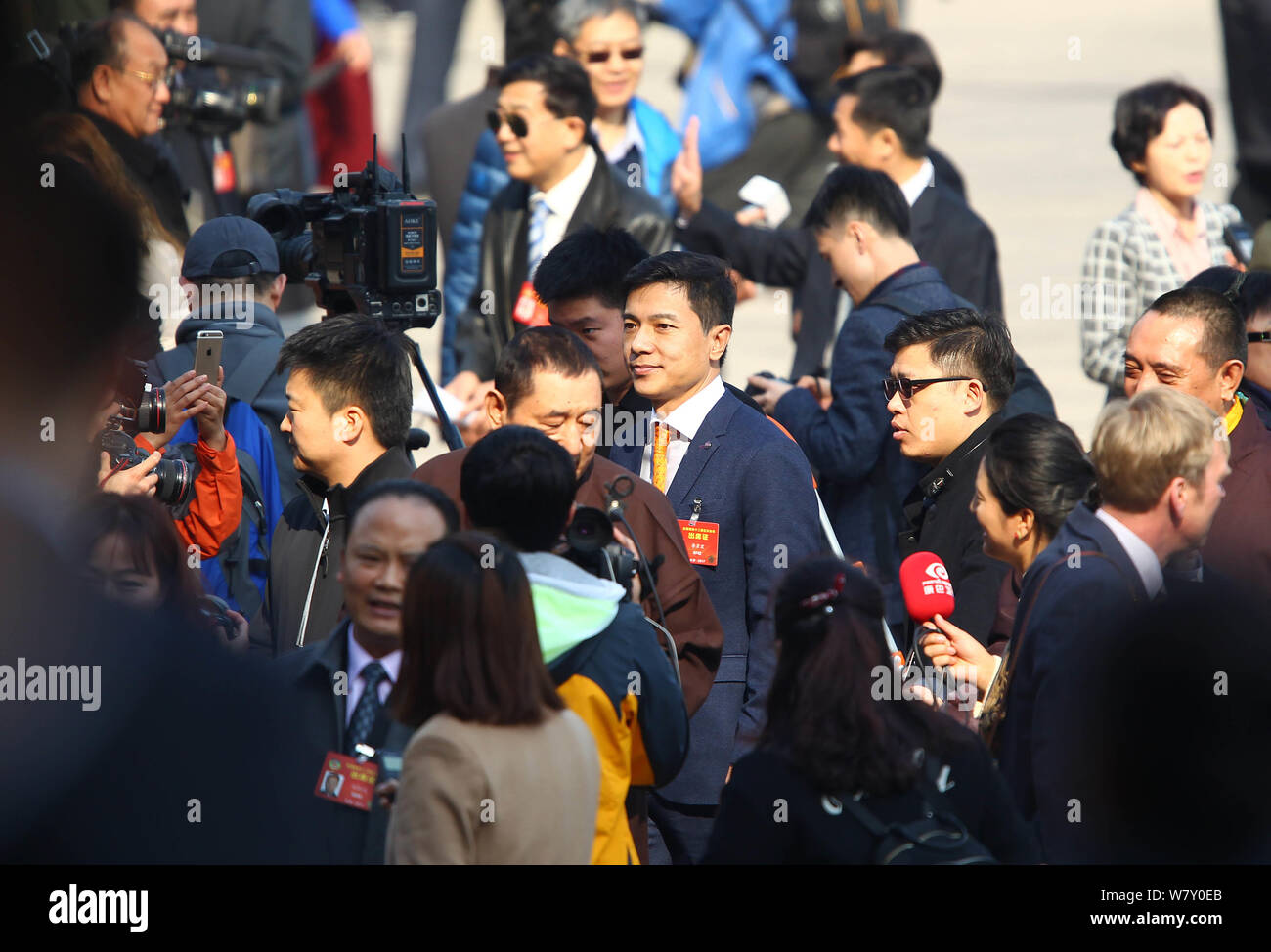 Robin Li Yanhong, Mitte, Vorsitzender und CEO von Baidu, ist von den ...