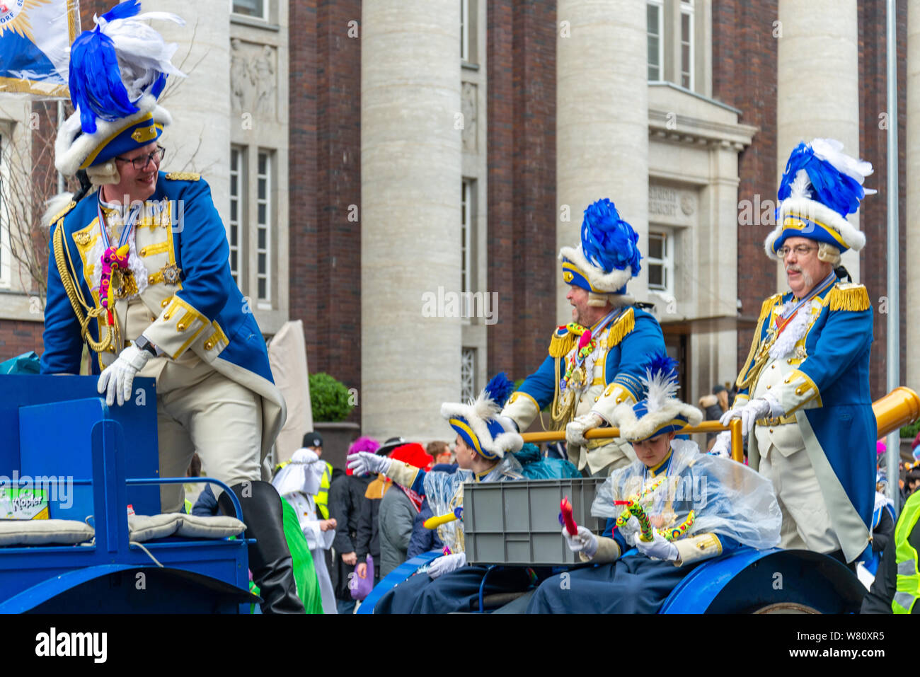 Atmosphäre der Feier, Parade, fancy Cosplay an Karneval ...