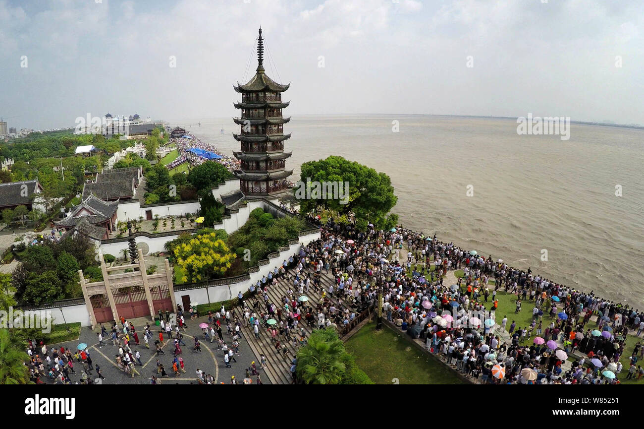 Besucher und Anwohner beobachten die Tidal Bore der Fluss Qiantang in ...