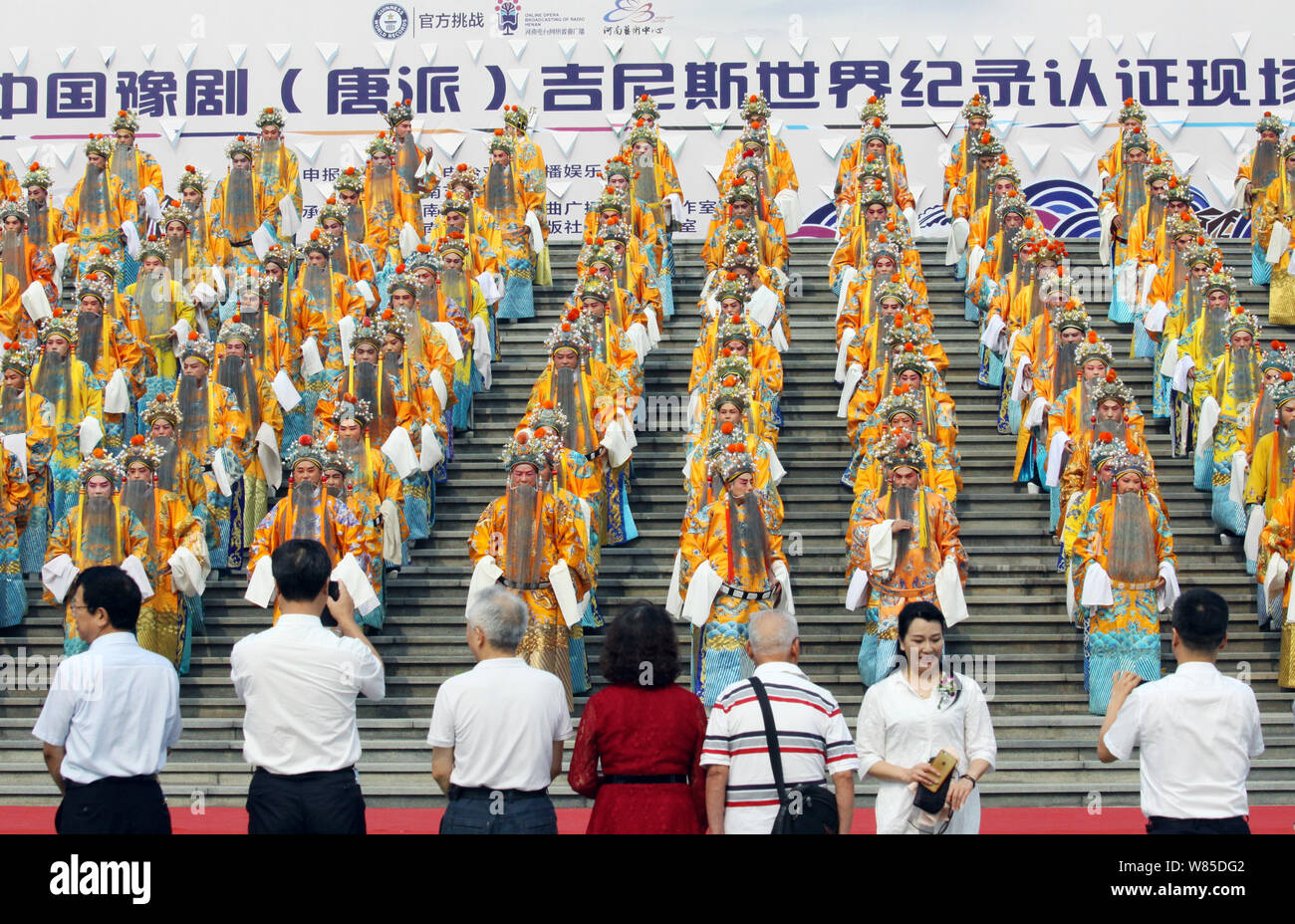 Chinesische Oper Künstler und Fans, Imperial Roben tragen, führen Sie ...