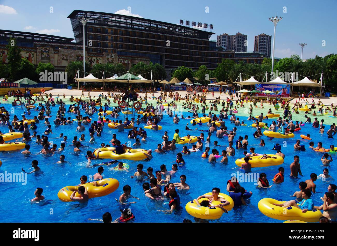 Urlauber Gast einen Pool an einem heißen Tag in Wuhan City zu kühlen ...