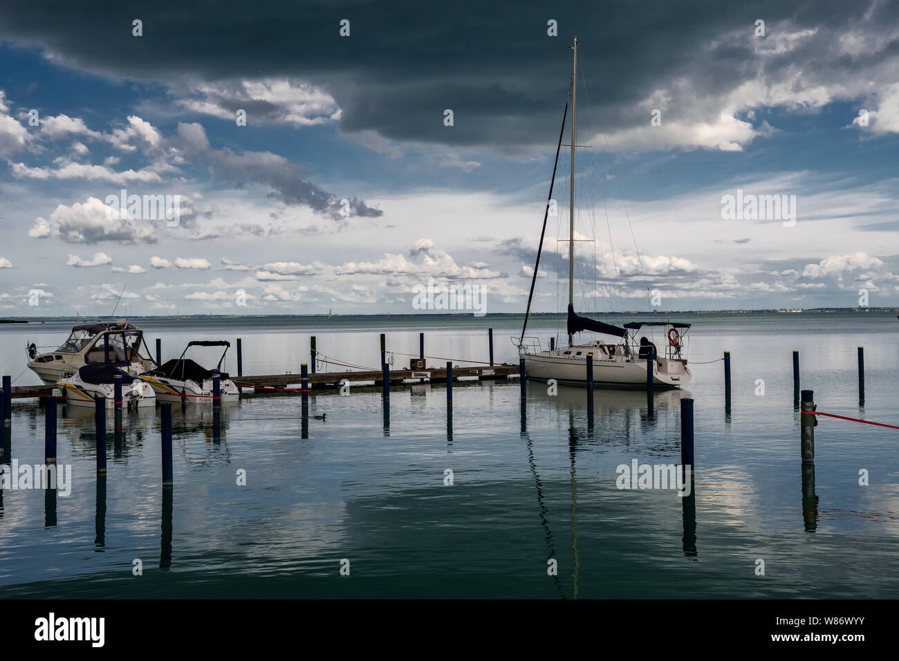 Segelboot im Hafen mit ruhigem Wasser auf dem Plattensee in Ungarn ...