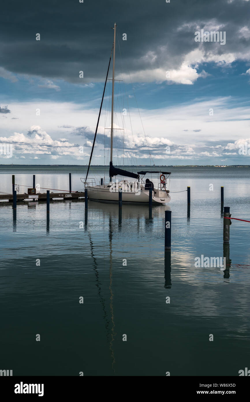 Segelboot im Hafen mit ruhigem Wasser auf dem Plattensee in Ungarn ...
