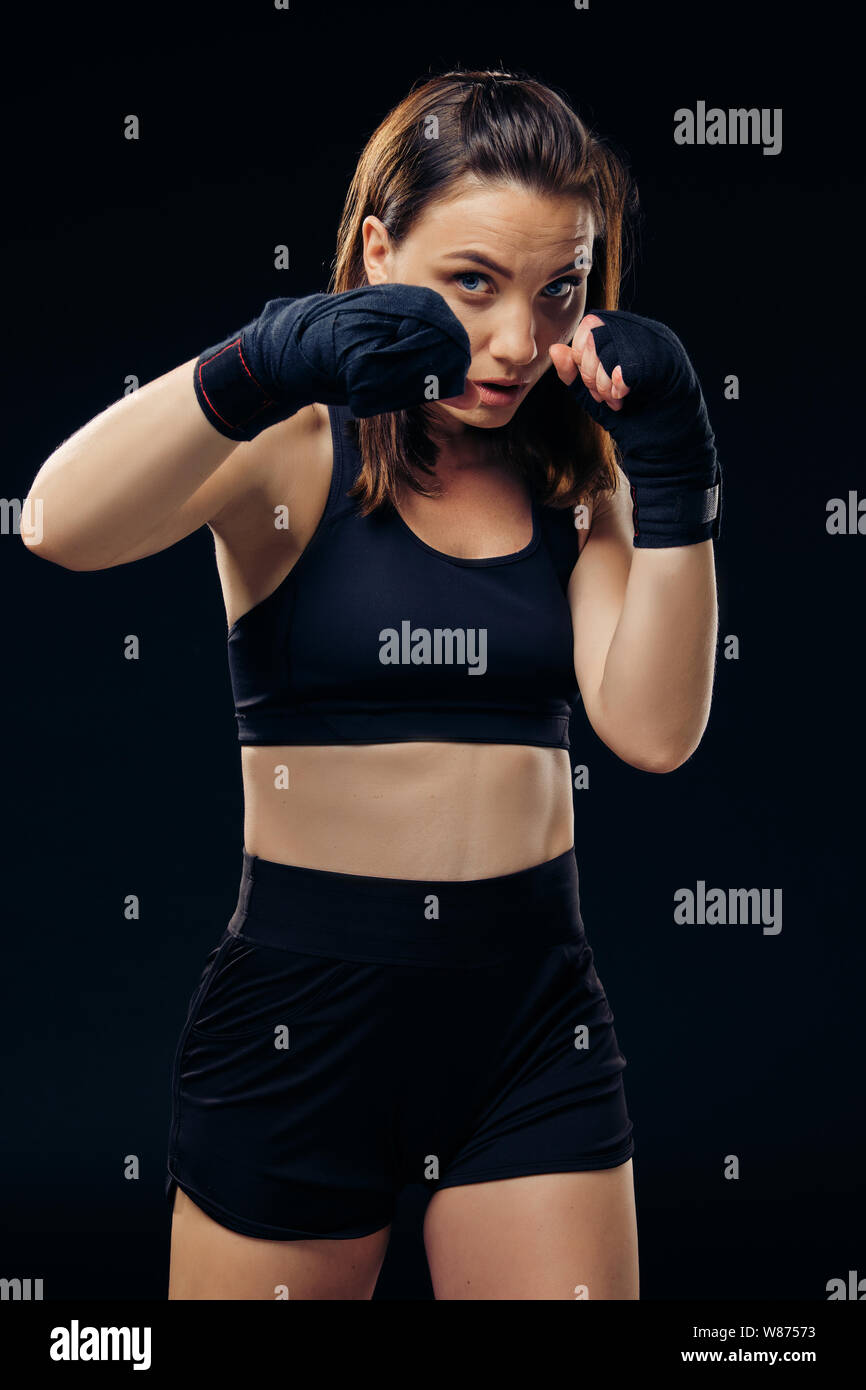 Woman Practicing Kick Boxing Stockfotos und -bilder Kaufen - Alamy