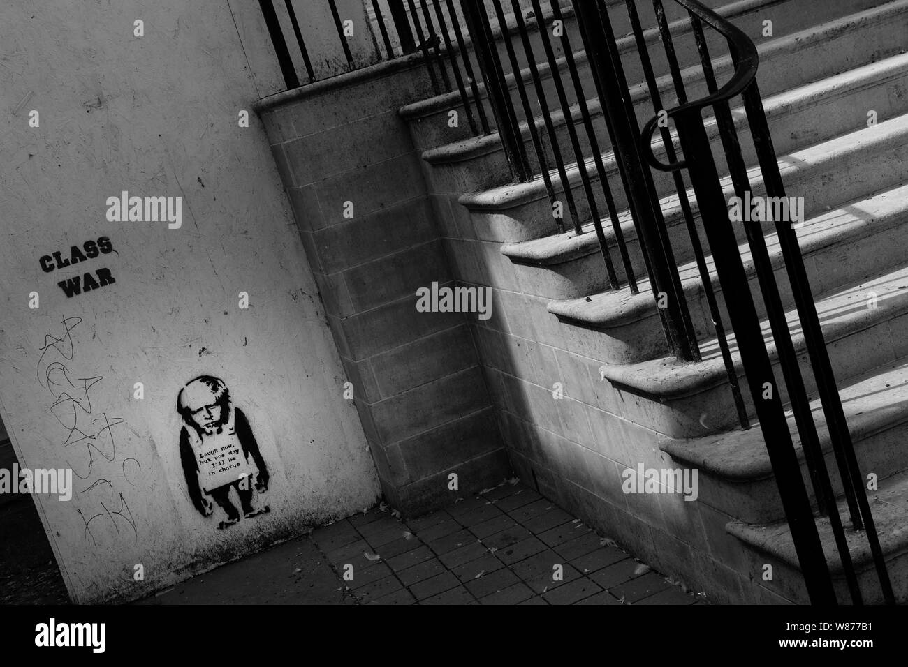 Schablone street art graffiti Schwarzweiß-Stockfotos und -bilder - Alamy