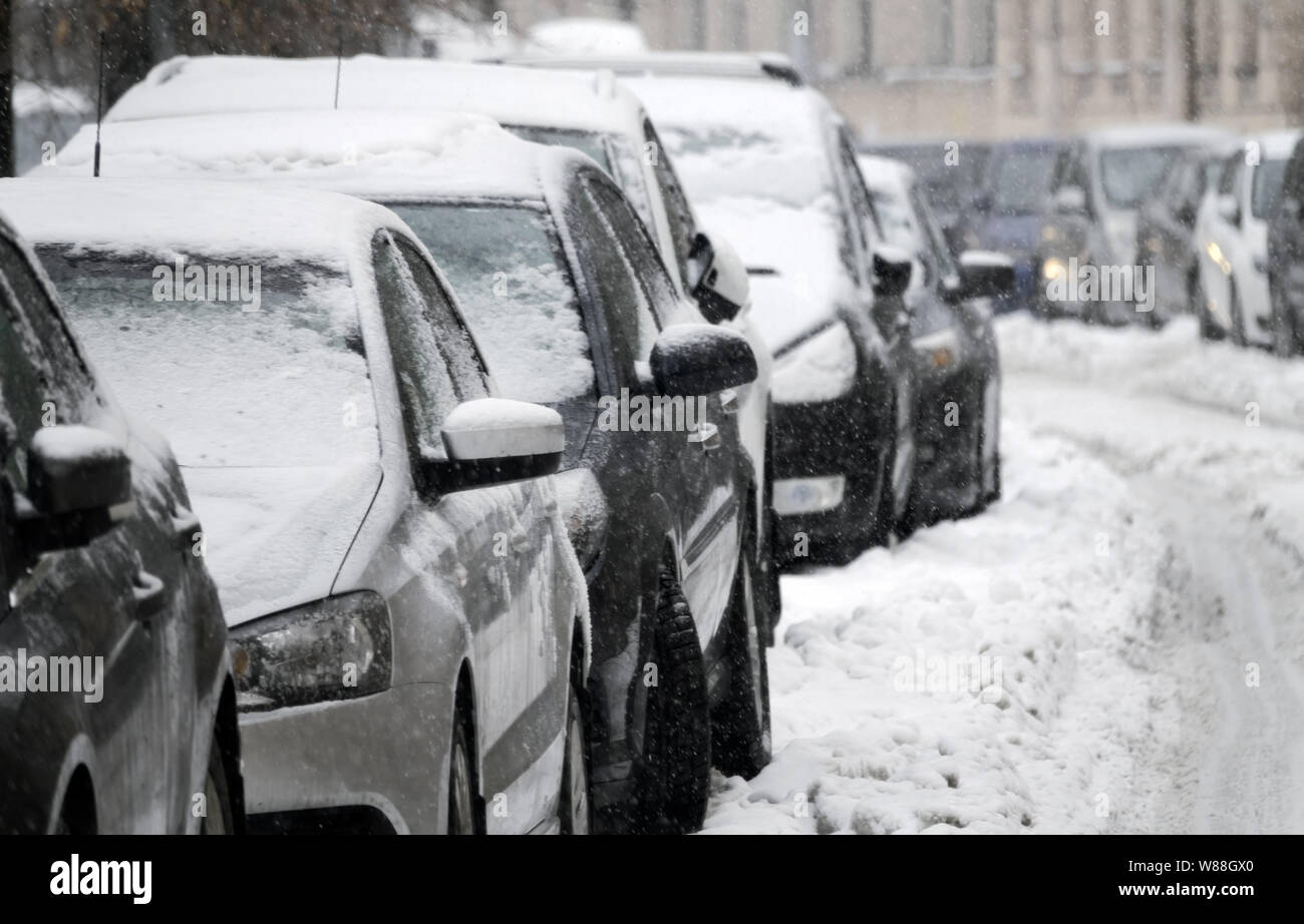 Frost auf reihen von autos -Fotos und -Bildmaterial in hoher Auflösung ...