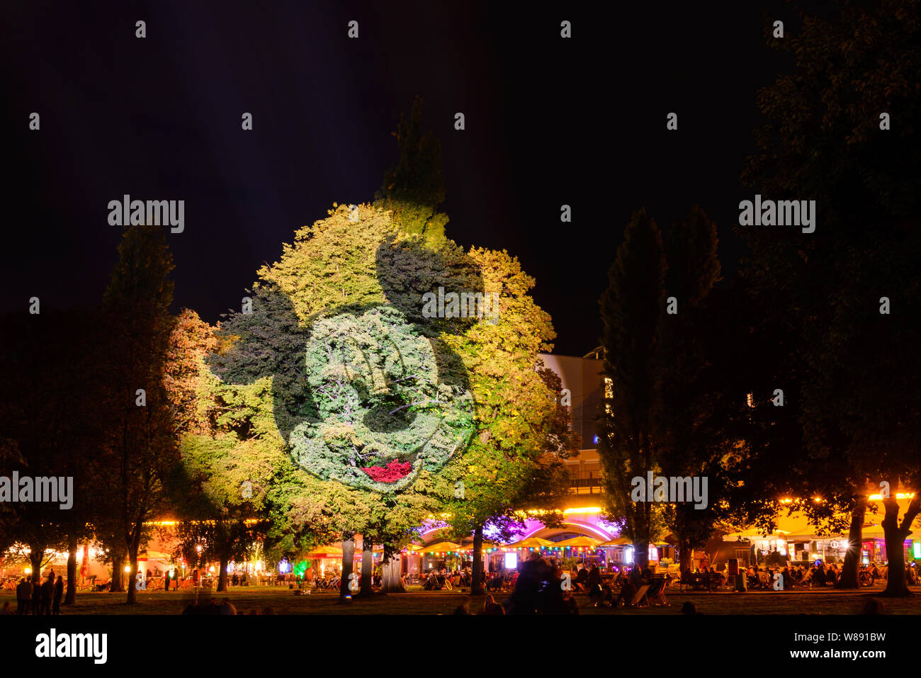 Mickey Mouse Bild auf Baum, einem der Show im Festival der Lichter ...