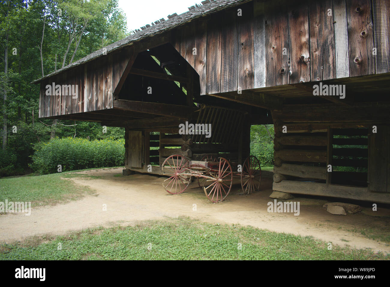 Freischwinger scheune -Fotos und -Bildmaterial in hoher Auflösung – Alamy
