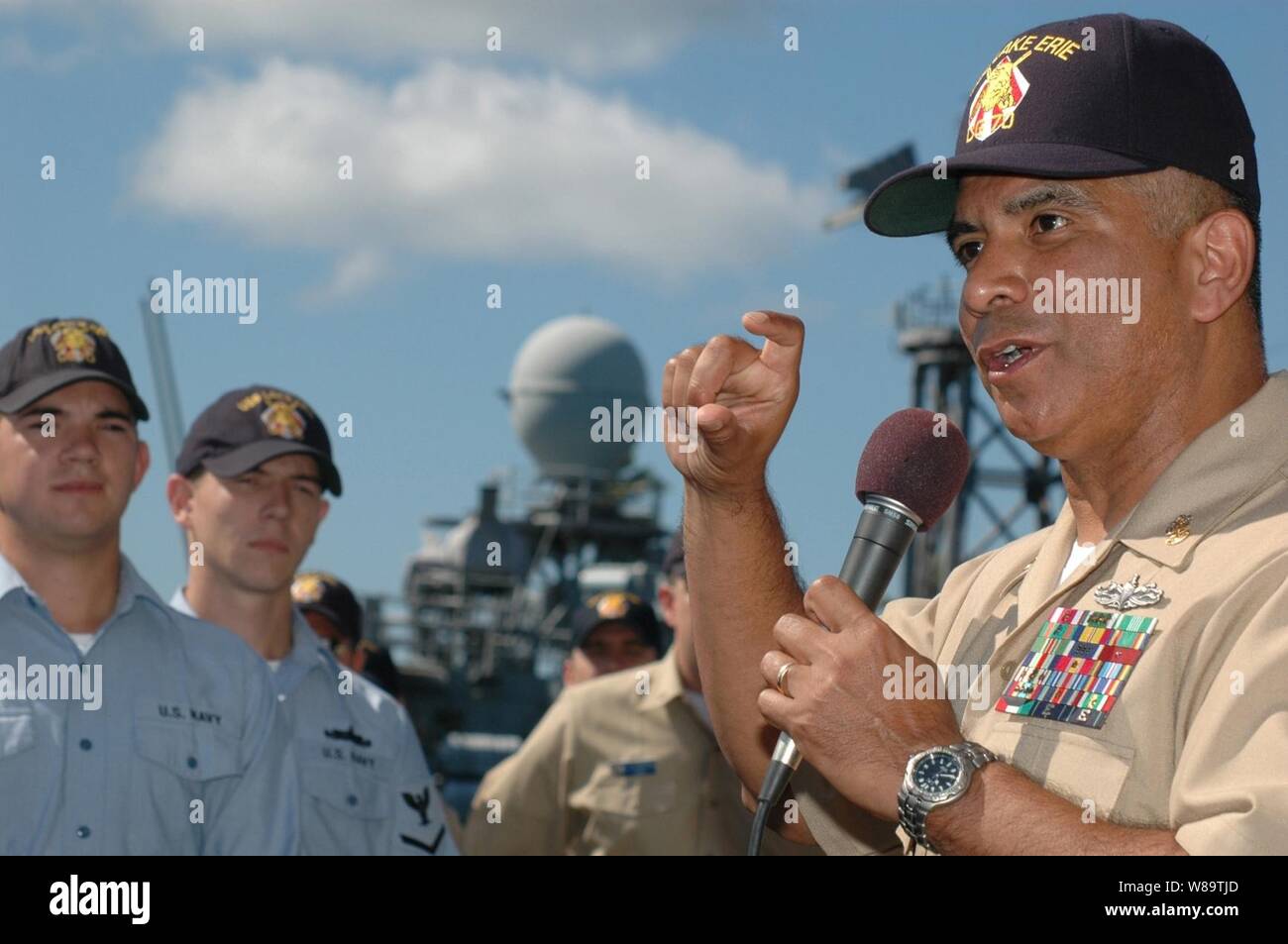 Master Chief Petty Officer der Marine Joe R. Campa jr. spricht mit ...