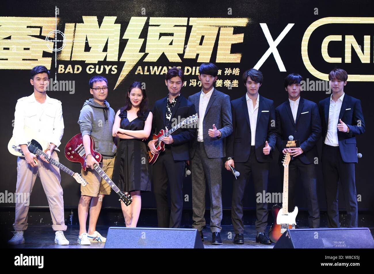 (Von links) Chinesische Schauspieler Qiao Zhenyu, Direktor Sun Hao ...