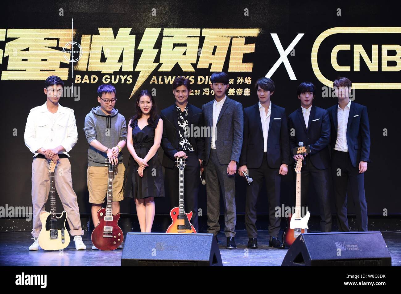 (Von links) Chinesische Schauspieler Qiao Zhenyu, Direktor Sun Hao ...