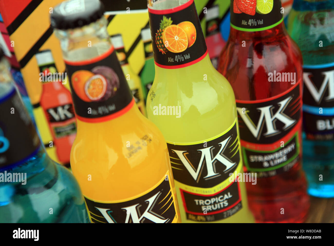 Flaschen alkopops -Fotos und -Bildmaterial in hoher Auflösung – Alamy