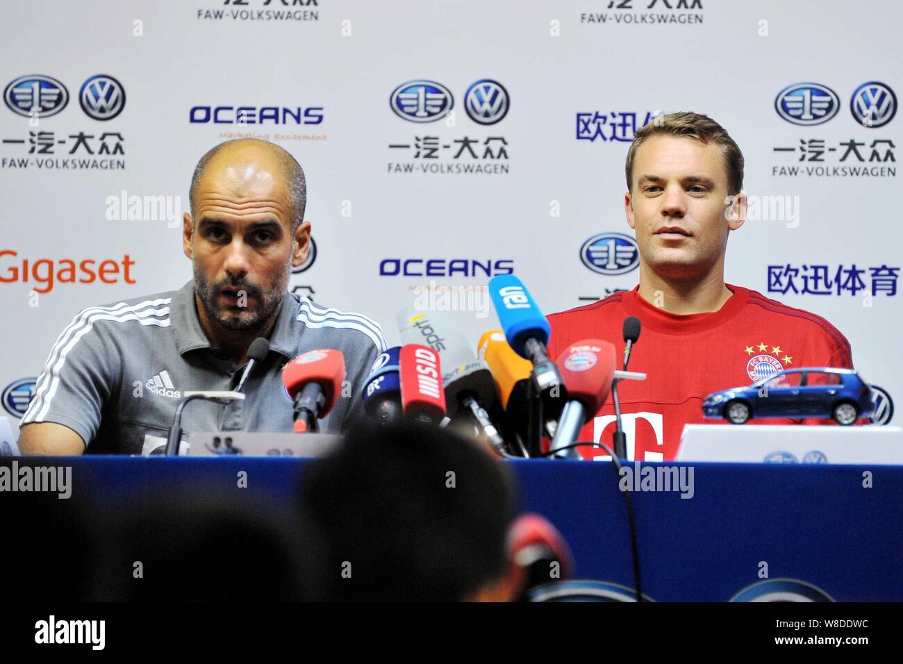 Pep guardiola manuel neuer -Fotos und -Bildmaterial in hoher Auflösung ...