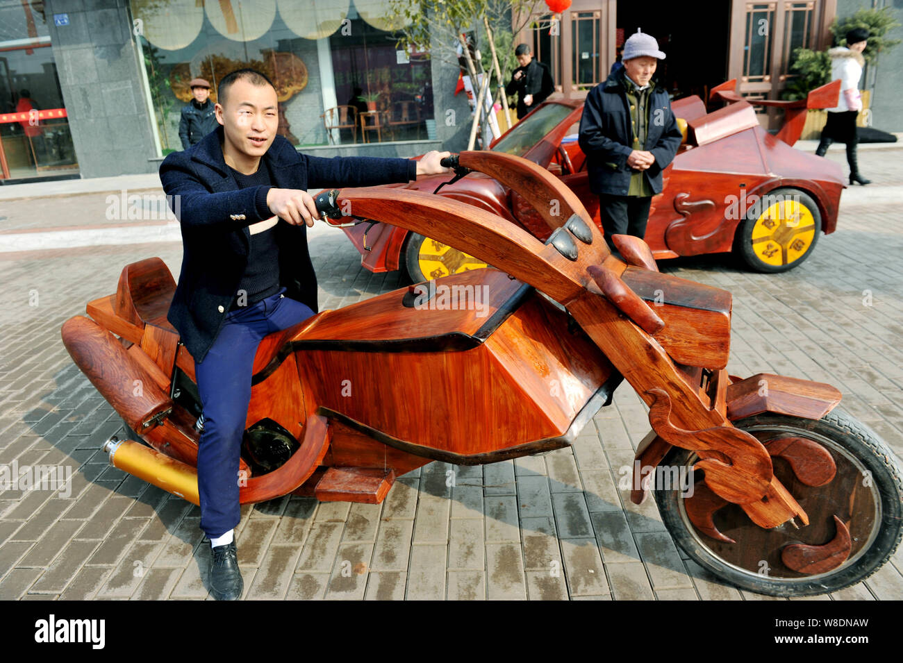 Chinesische Bauer Yu Jietao Posen auf seine hausgemachten Holz ...