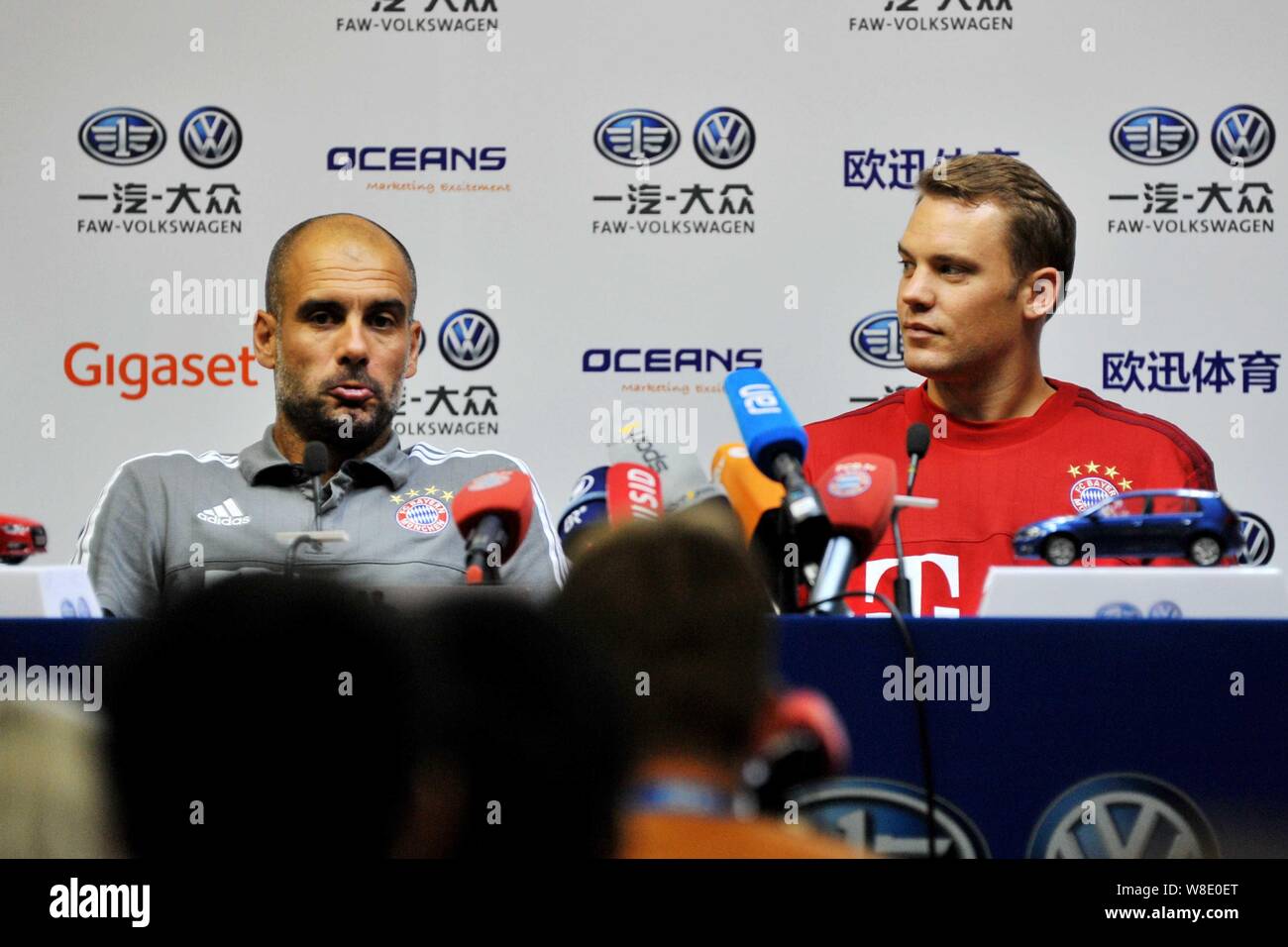 Pep guardiola manuel neuer -Fotos und -Bildmaterial in hoher Auflösung ...