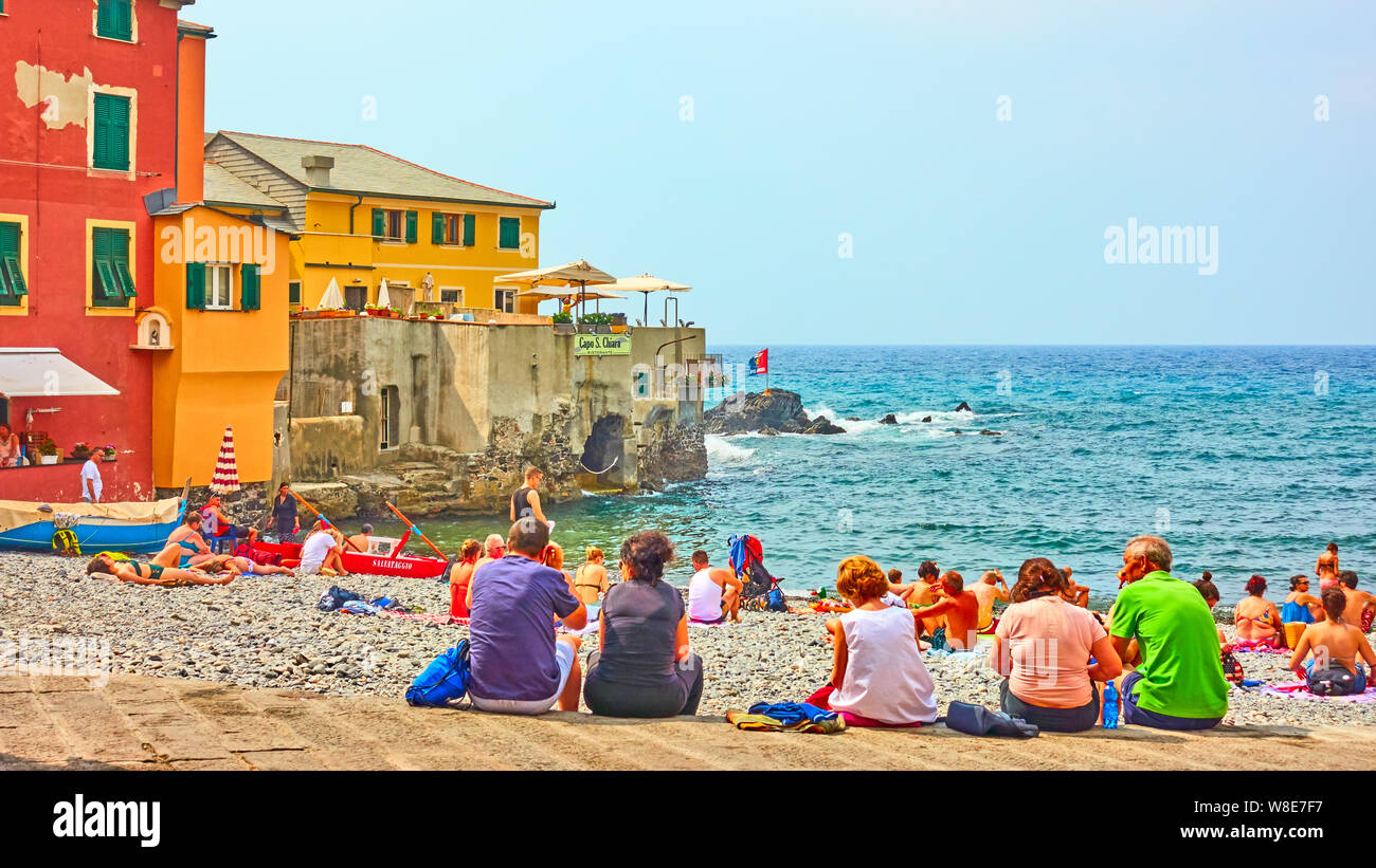 Genua, Italien - Juli 7, 2019: Die Menschen am Meer auf boccadasse ...