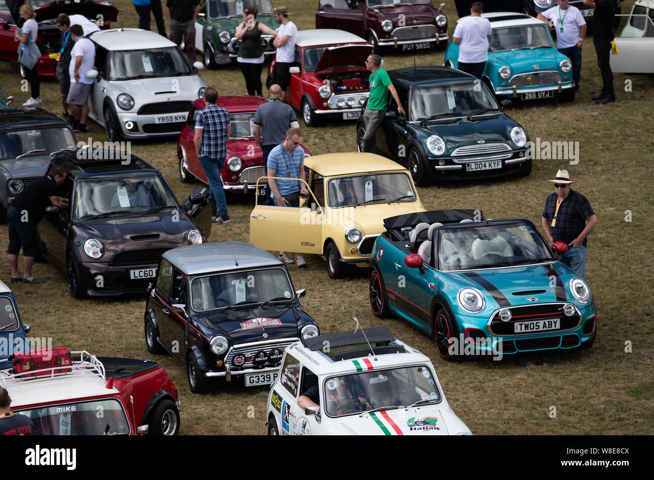 Im Mini Werk in Oxford feiern ihren 60. Geburtstag mit minis aus der ...