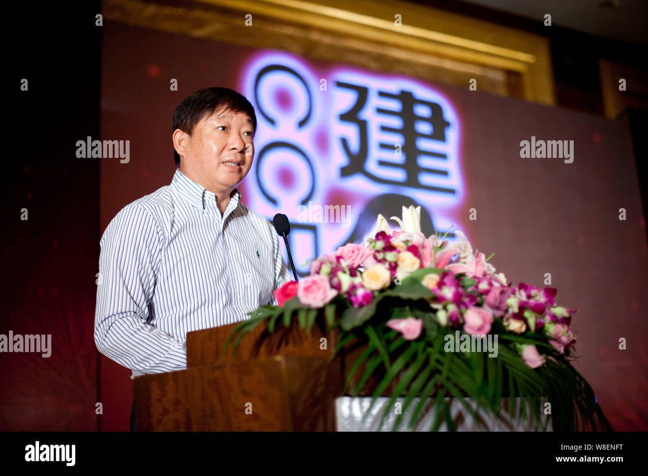 Shanghai Stellvertretender Bürgermeister Ai Baojun liefert eine Rede ...