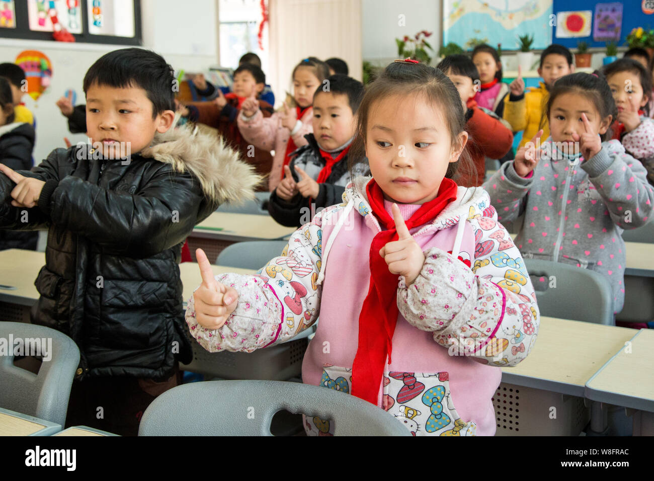 Studenten bewegen Sie Ihre Finger in die verschiedenen Richtungen und ...