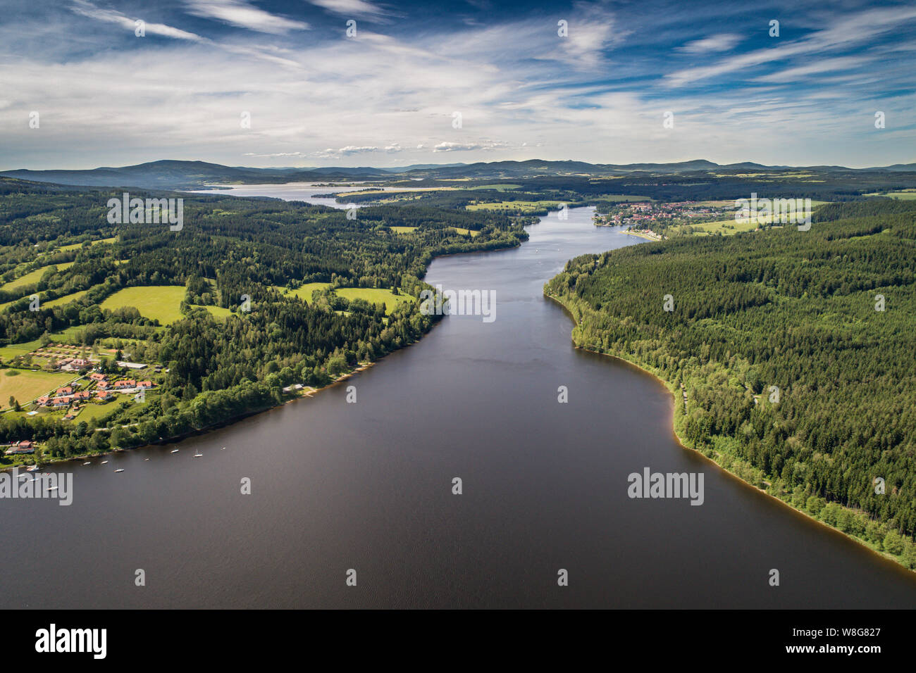 Der Lipno Stausee ist ein Damm und Wasserkraftwerk entlang der Moldau ...
