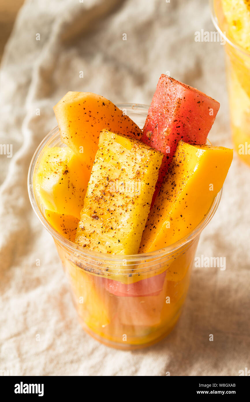 Obstbecher salat -Fotos und -Bildmaterial in hoher Auflösung – Alamy