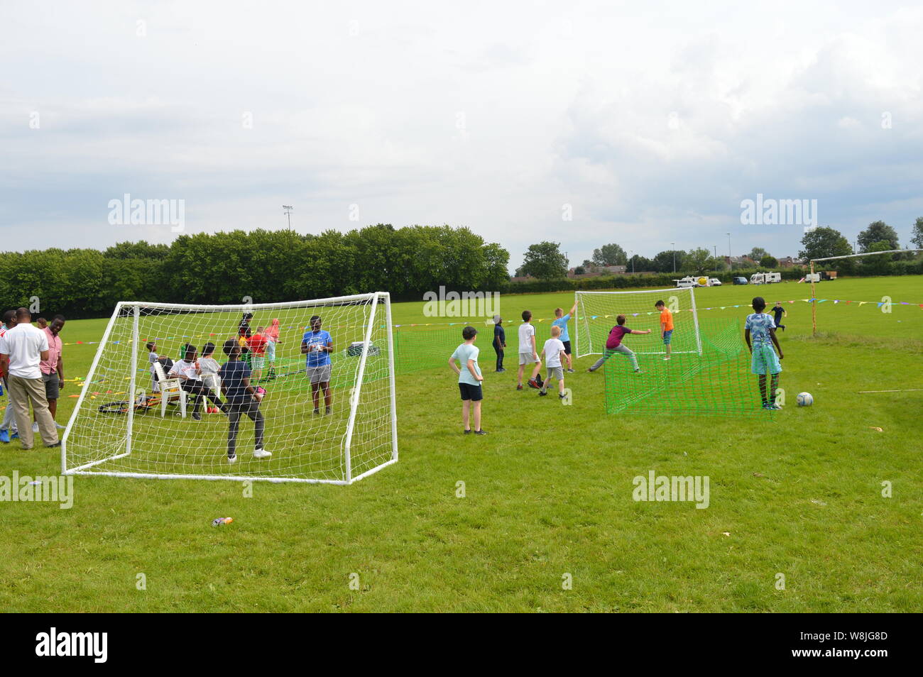 Kinder, die fußball spielen -Fotos und -Bildmaterial in hoher Auflösung ...