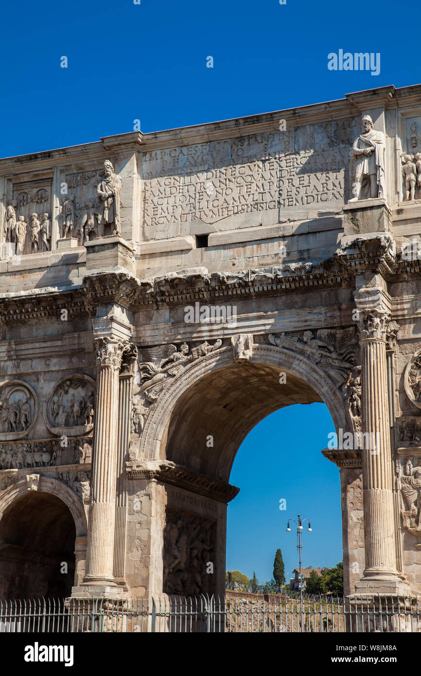 Der Triumphbogen des Konstantin ein Triumphbogen in Rom, zwischen dem ...