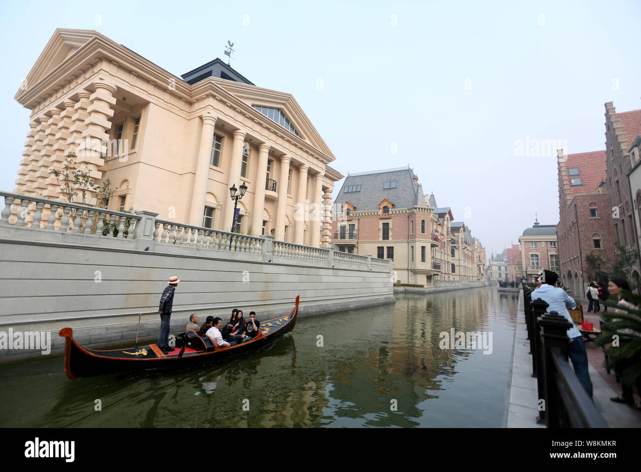 Gondola shaped -Fotos und -Bildmaterial in hoher Auflösung – Alamy
