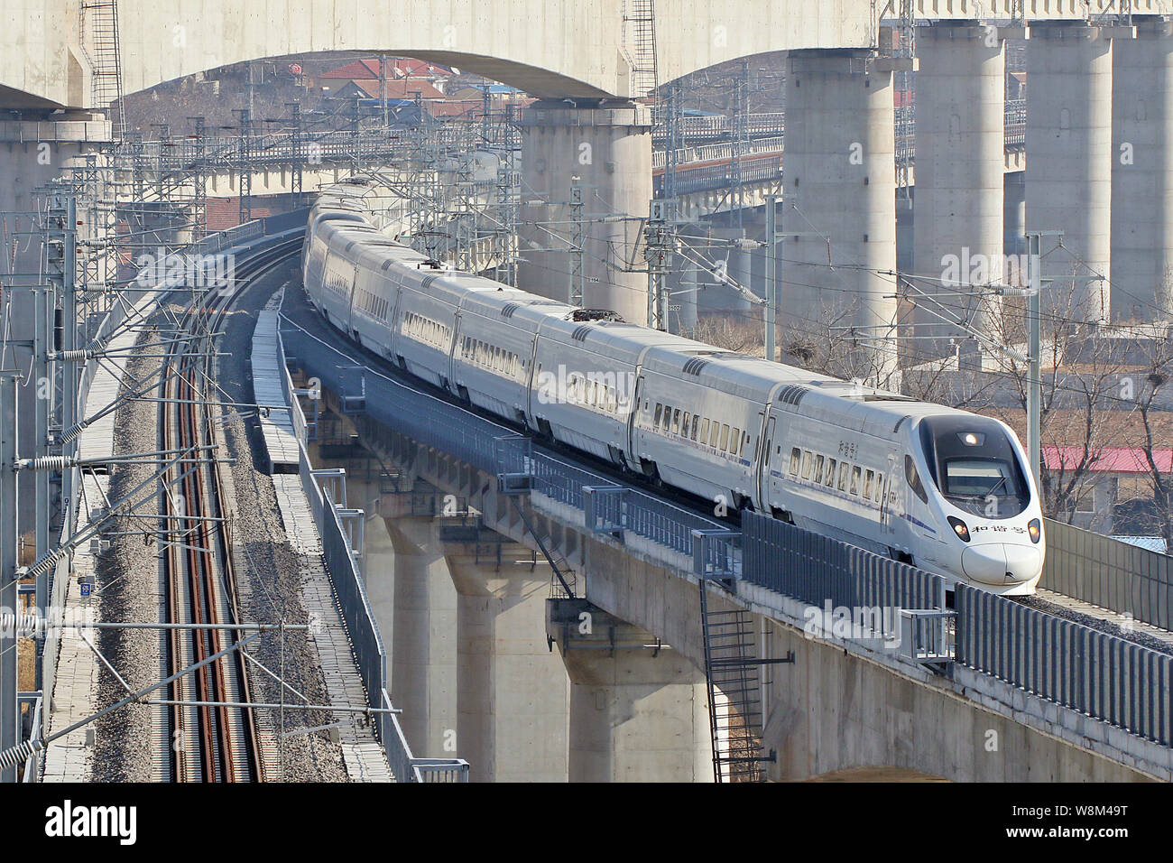 Eine CRH (China Railway High speed) Bullet Zug fährt auf der Qingrong ...