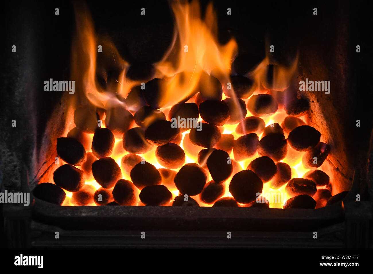 Faszinierend Kohle Briketts Im Kaminofen Verbrennen Bilder