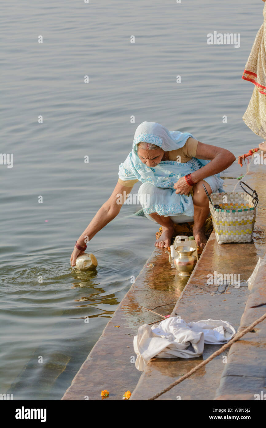 Hindu ritual washing -Fotos und -Bildmaterial in hoher Auflösung – Alamy