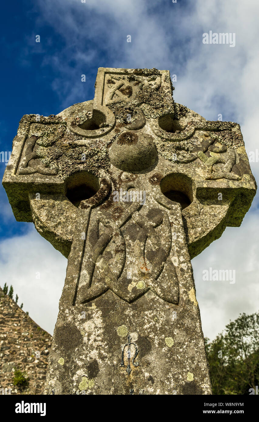Verwitterte Keltische Kreuz auf dem Friedhof in Schottland Stockfotografie - Alamy