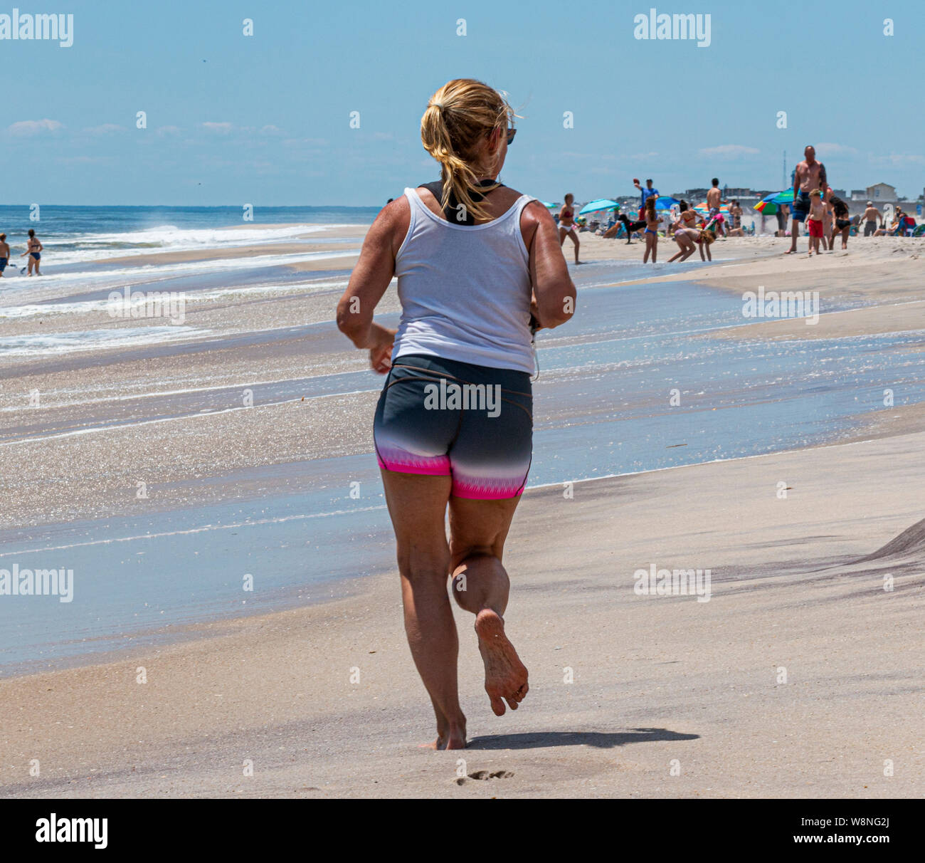 Frau läuft barfuss am strand -Fotos und -Bildmaterial in hoher ...