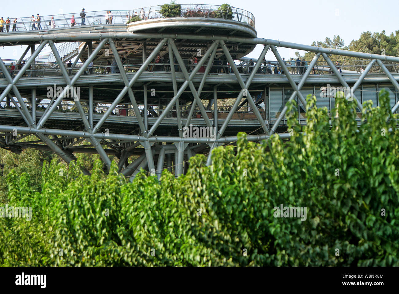 Die Tabi'Bridge ist die größte Fußgänger-Überführung, Teheran, Iran ...