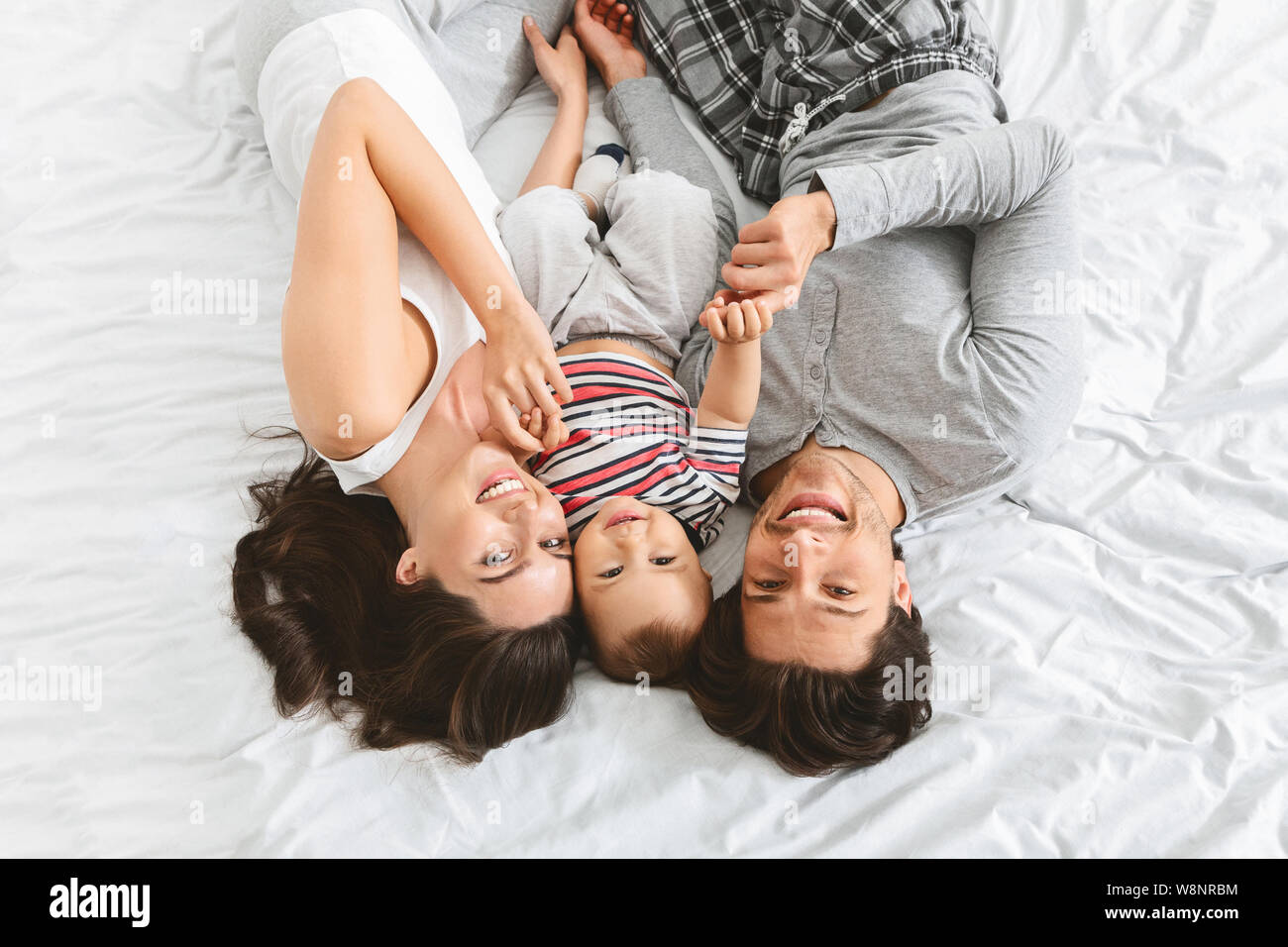 Sohn und papa kuscheln im bett -Fotos und -Bildmaterial in hoher Auflösung – Alamy