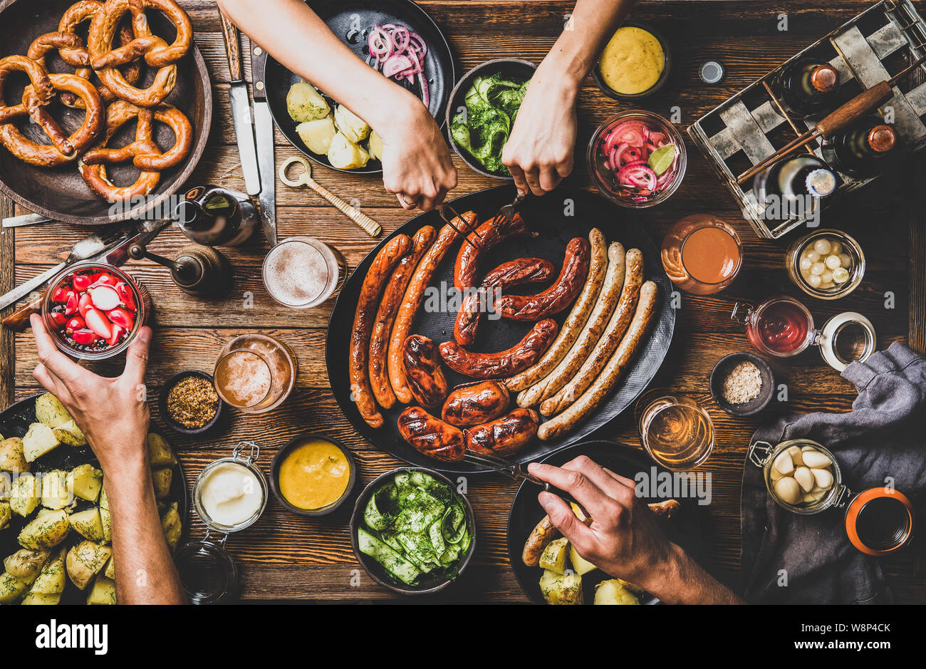 Bayerische Wurst, Snacks und Bier für Oktoberfest Party Stockfotografie ...