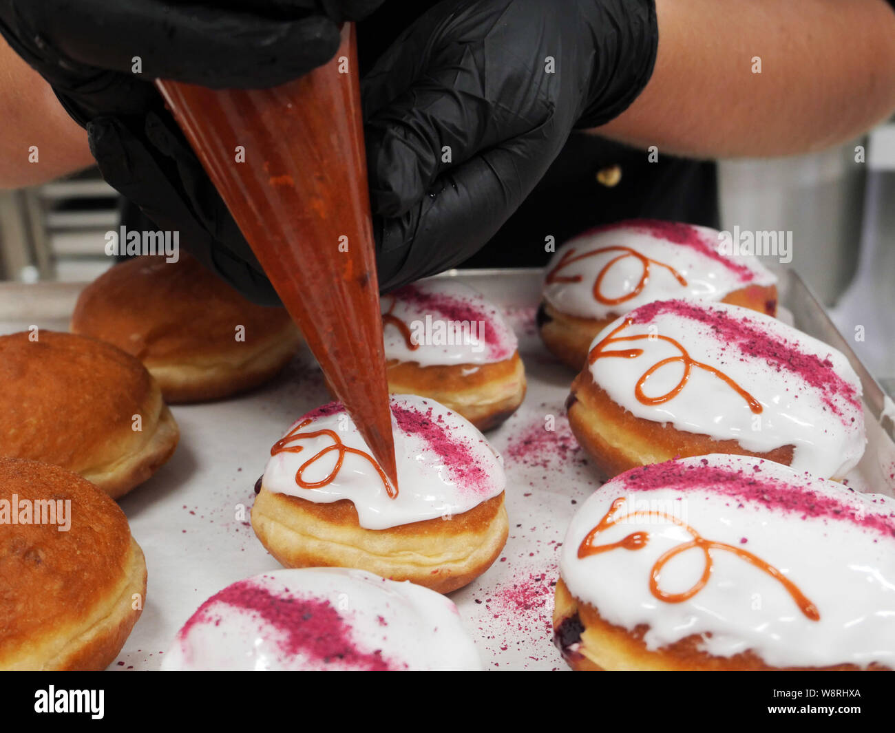 Berlin pancakes production -Fotos und -Bildmaterial in hoher Auflösung ...